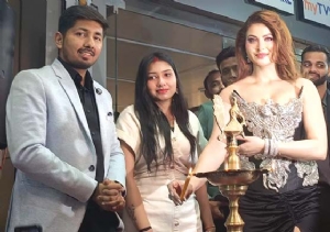 कारवो वॉटरलेस कार स्पा' ऐप का उर्वशी रौतेला ने किया अनावरण - आज का आनंद